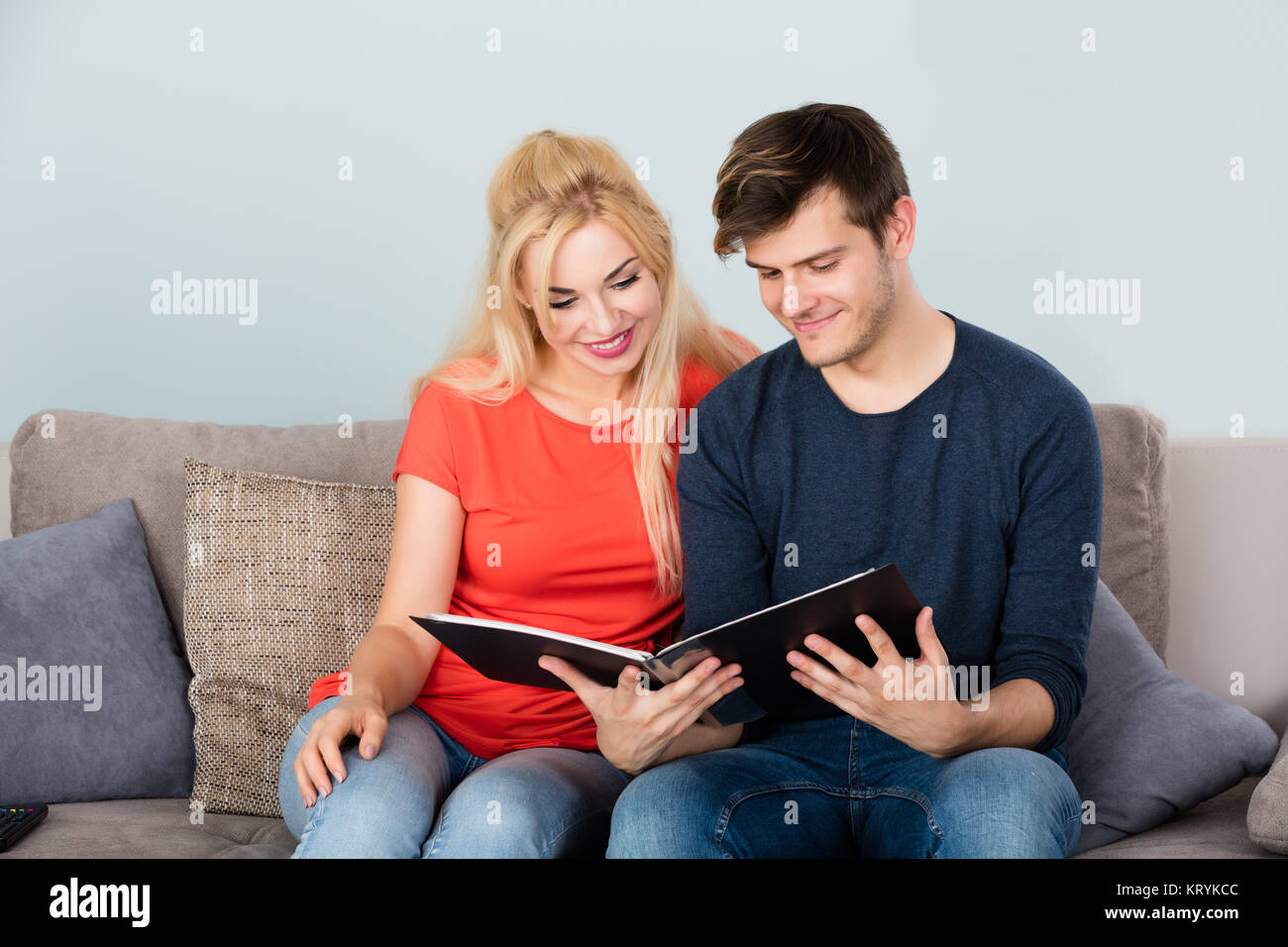 Paar Nebeneinander sitzen bei Foto Album suchen Stockfotografie - Alamy