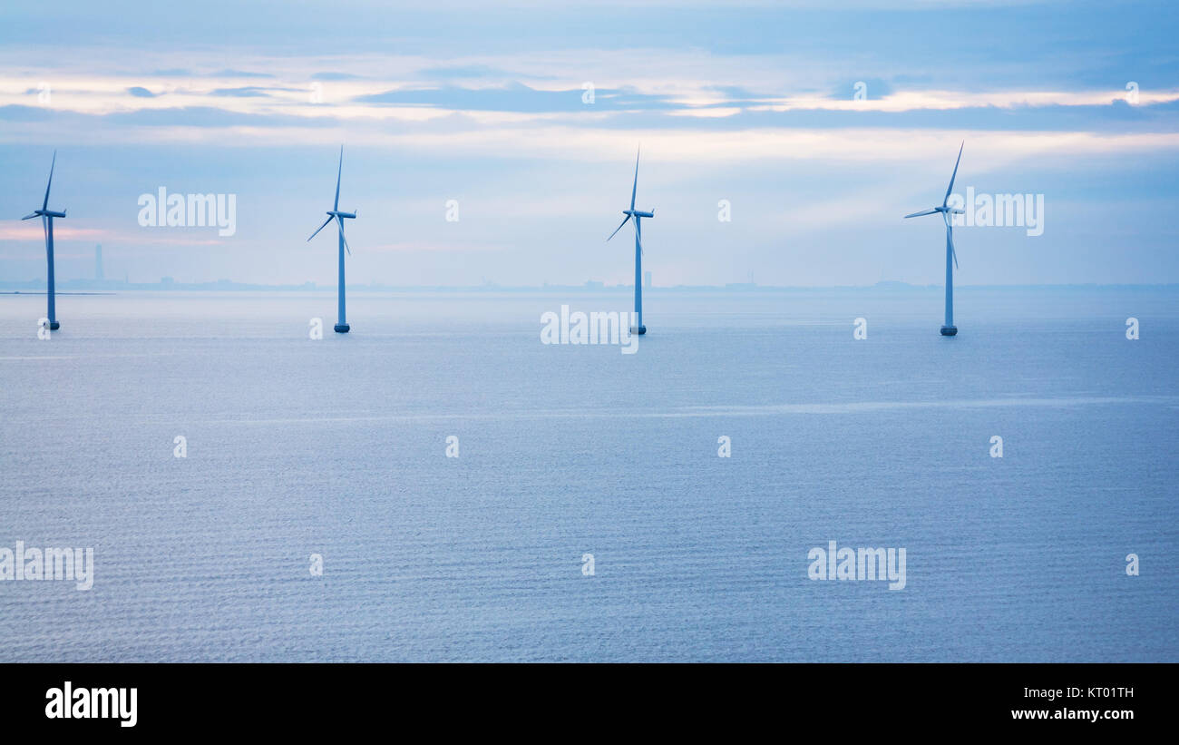 Im ruhigen Wasser der Ostsee mit Offshore Wind Farm Stockfotografie - Alamy