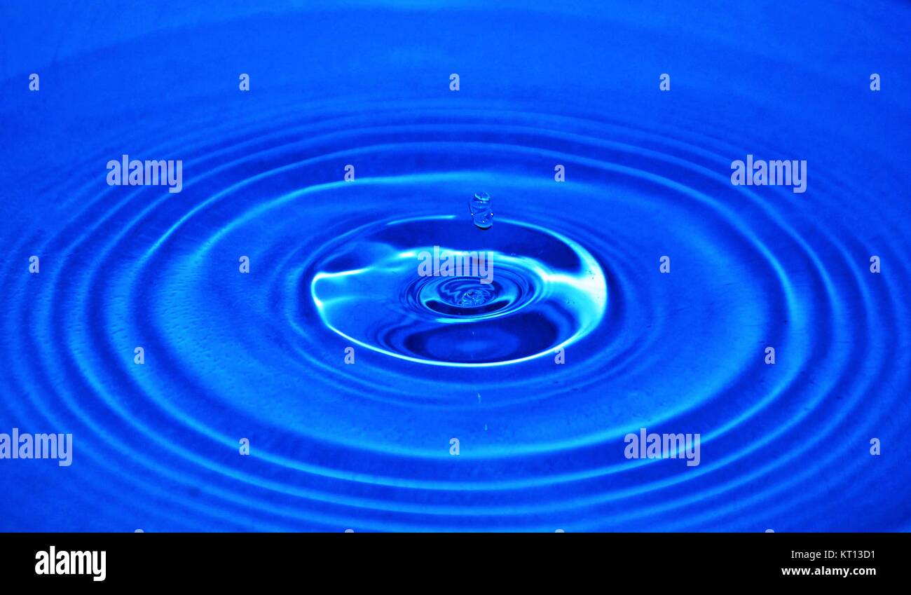 Wasser tropfen -Fotos und -Bildmaterial in hoher Auflösung – Alamy
