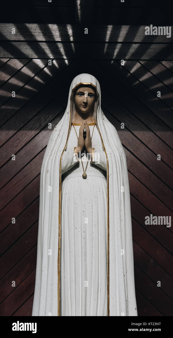 Betende Jungfrau Maria Statue. heilige Frau Skulptur in der römisch-katholischen Kirche Unserer ...