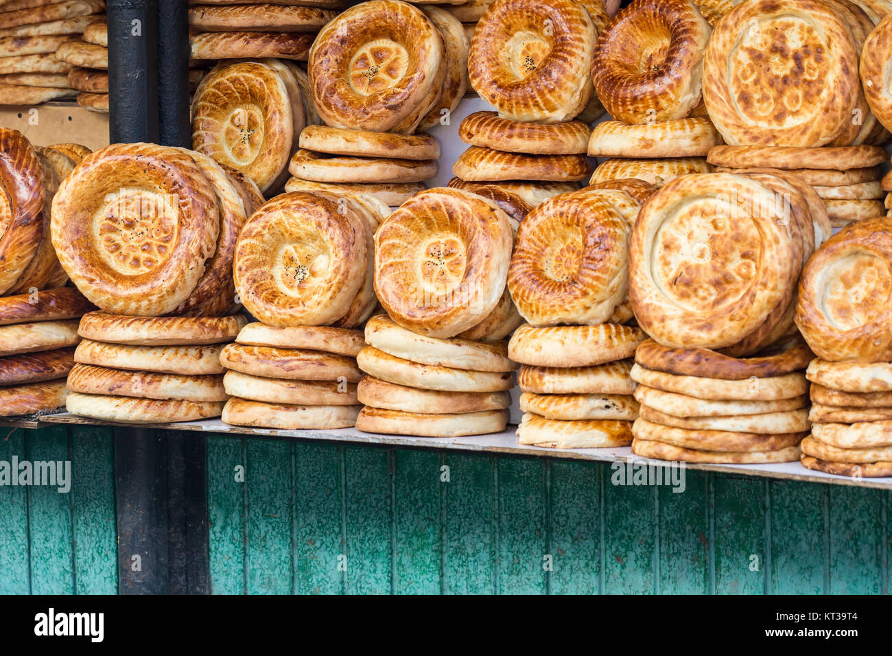 Kirgisen Brot Tokoch auf Sonntagsmarkt in Osch. Kirgistan ...