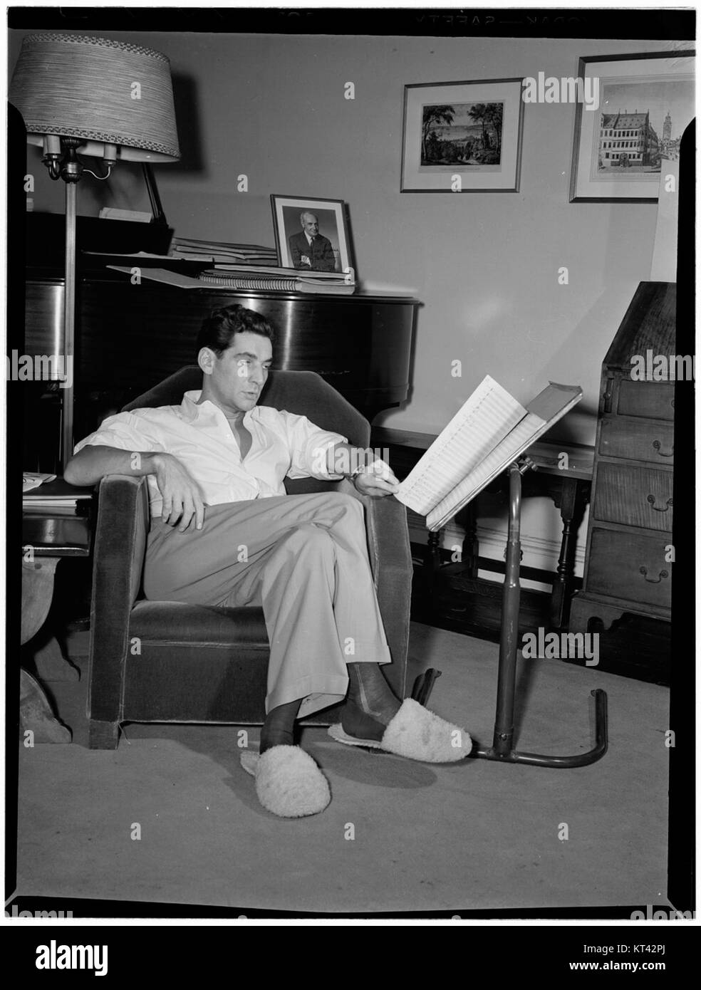 Leonard Bernstein in seiner Wohnung in New York, zwischen 1946 und 1948 ...