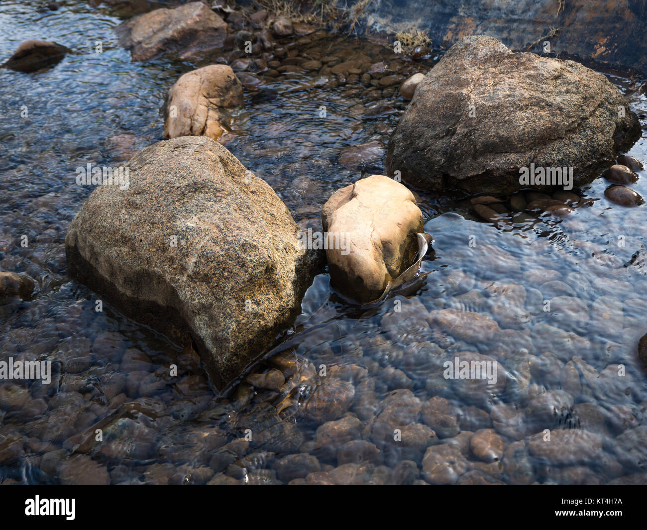 Untergetauchten steinhaufen -Fotos und -Bildmaterial in hoher Auflösung ...