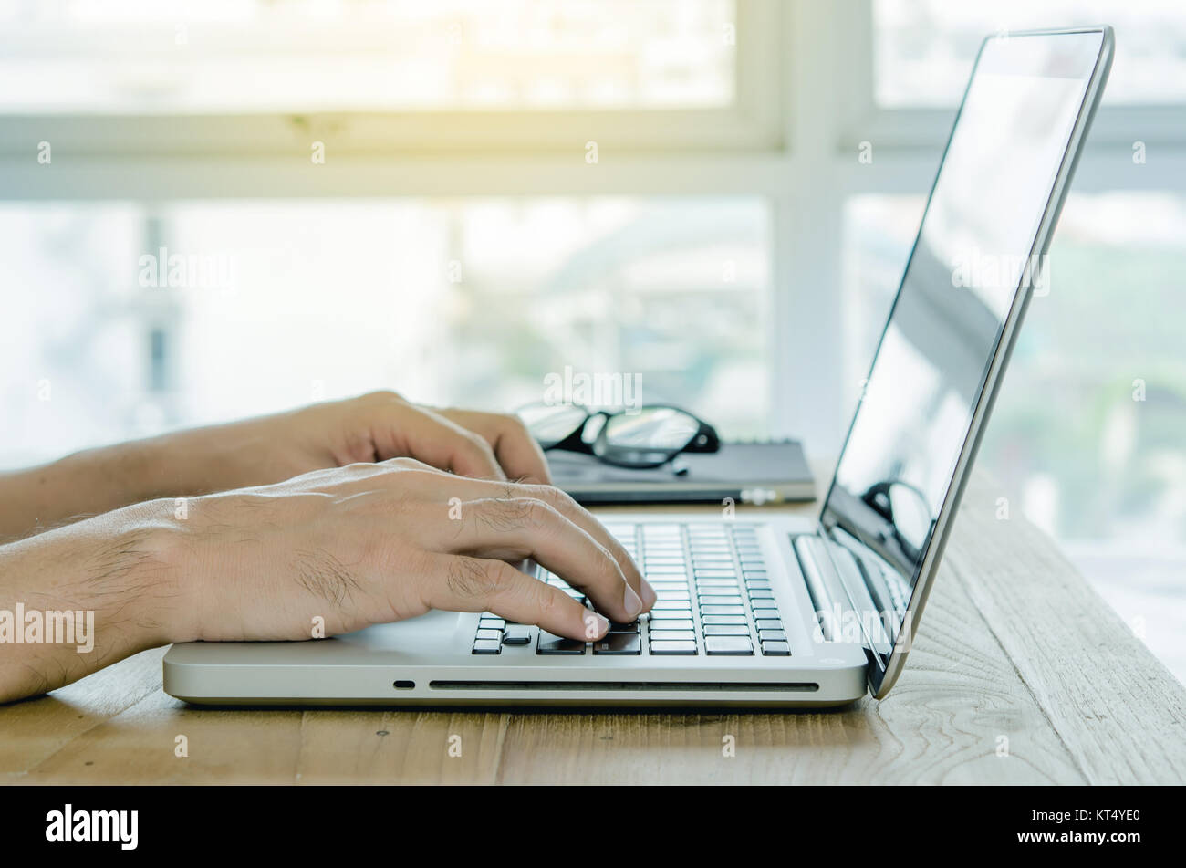 Mitarbeiter Schreibtisch Stockfotos und -bilder Kaufen - Alamy