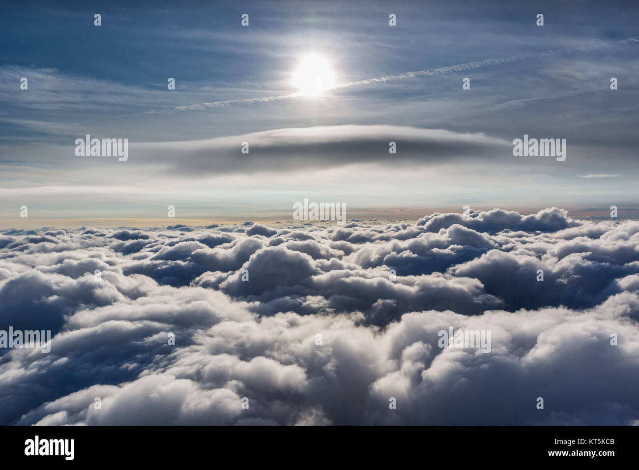 Linsenförmigen Wolke über dem obersten Wolkenschicht, Cumulus ...