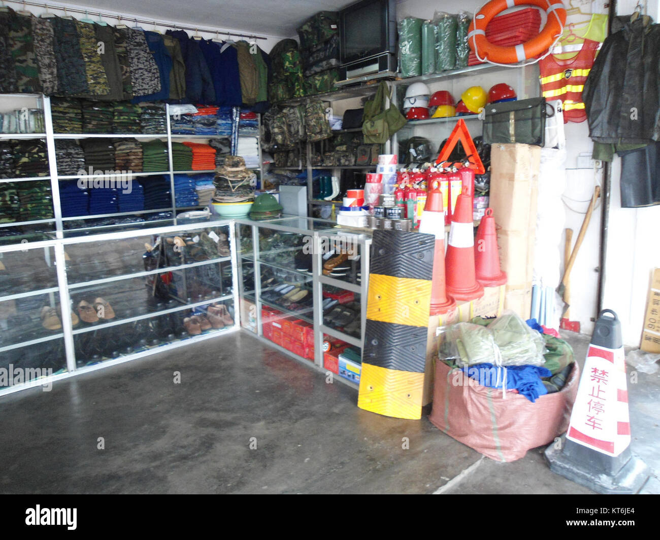 Army surplus -Fotos und -Bildmaterial in hoher Auflösung – Alamy