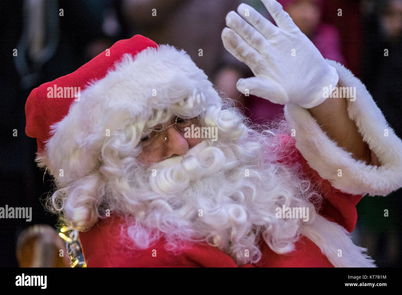 Menschen versammeln sich in Cardiff City Centre in der Erwartung von ...