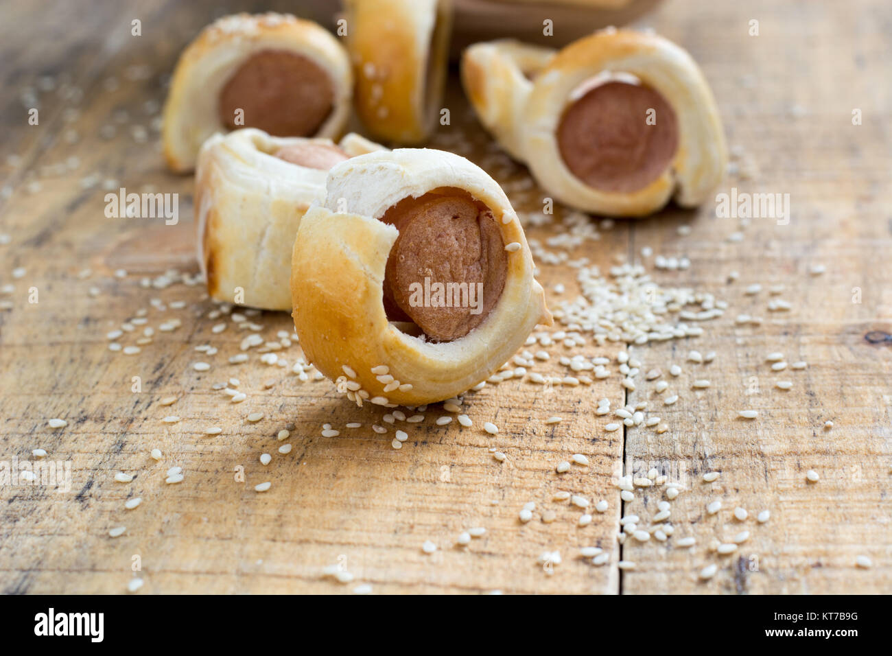 Wurst in Croissantteig gebackene Kühlung auf Metall Rack gerollt ...