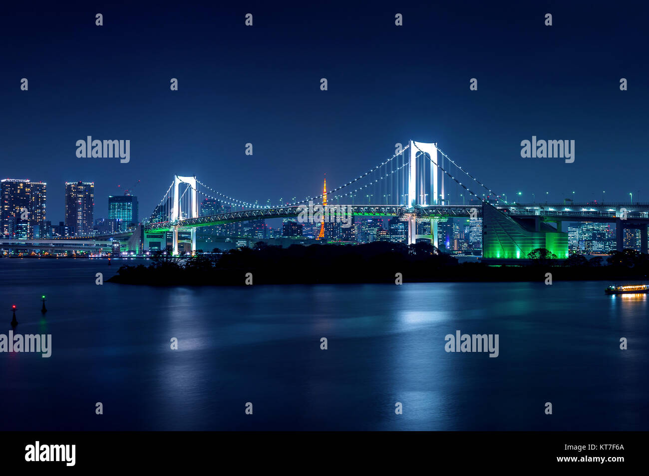 Tokio Skyline mit Rainbow Bridge und Tokyo Tower. Tokio, Japan ...