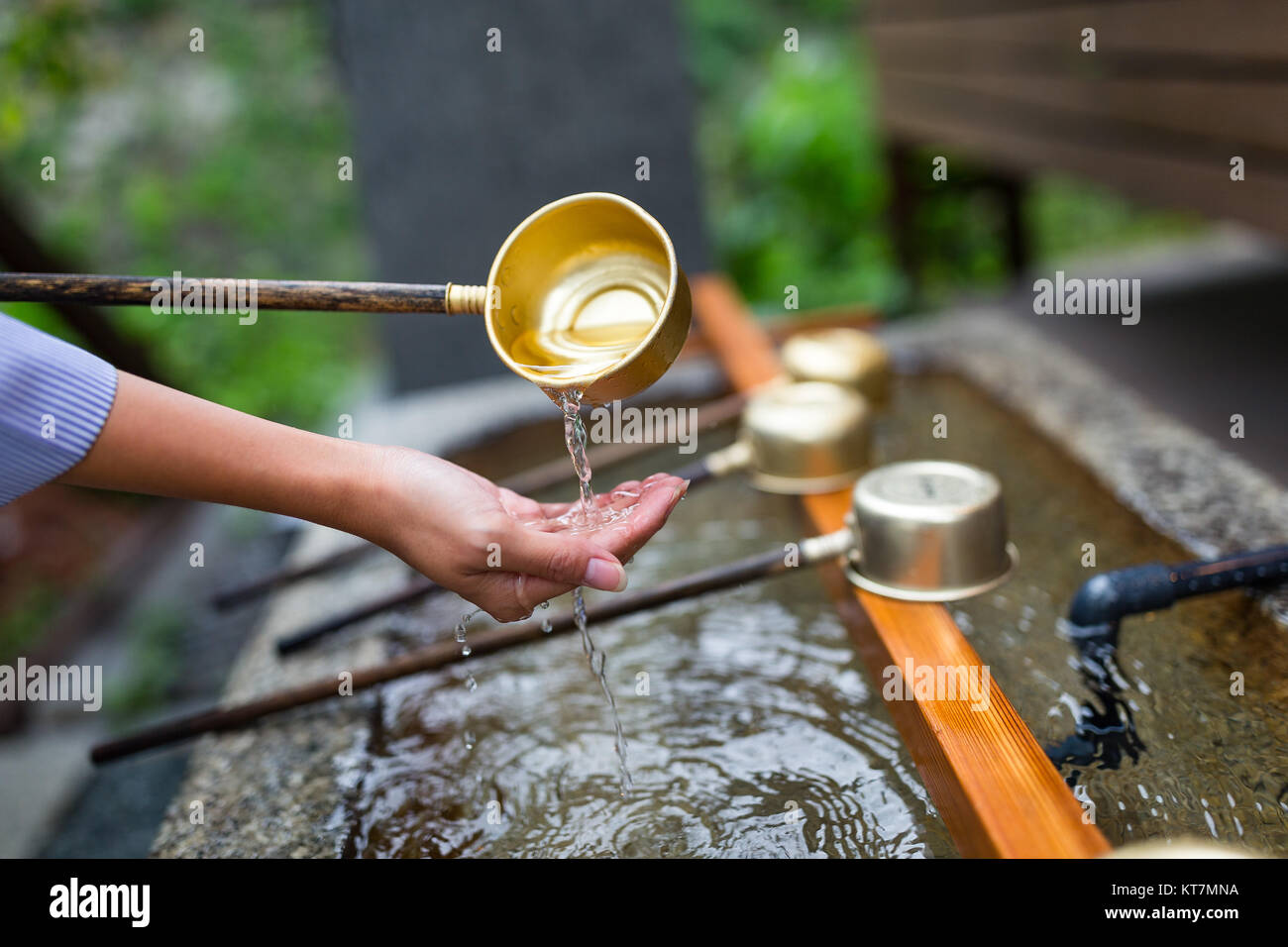 Ritual hand washing -Fotos und -Bildmaterial in hoher Auflösung – Alamy