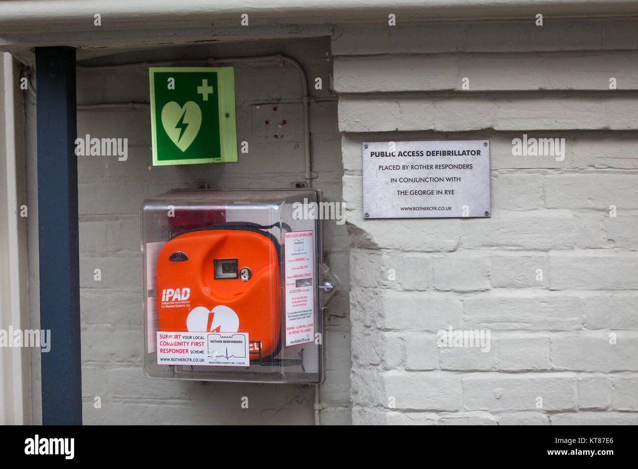 First aid defibrillator -Fotos und -Bildmaterial in hoher Auflösung – Alamy