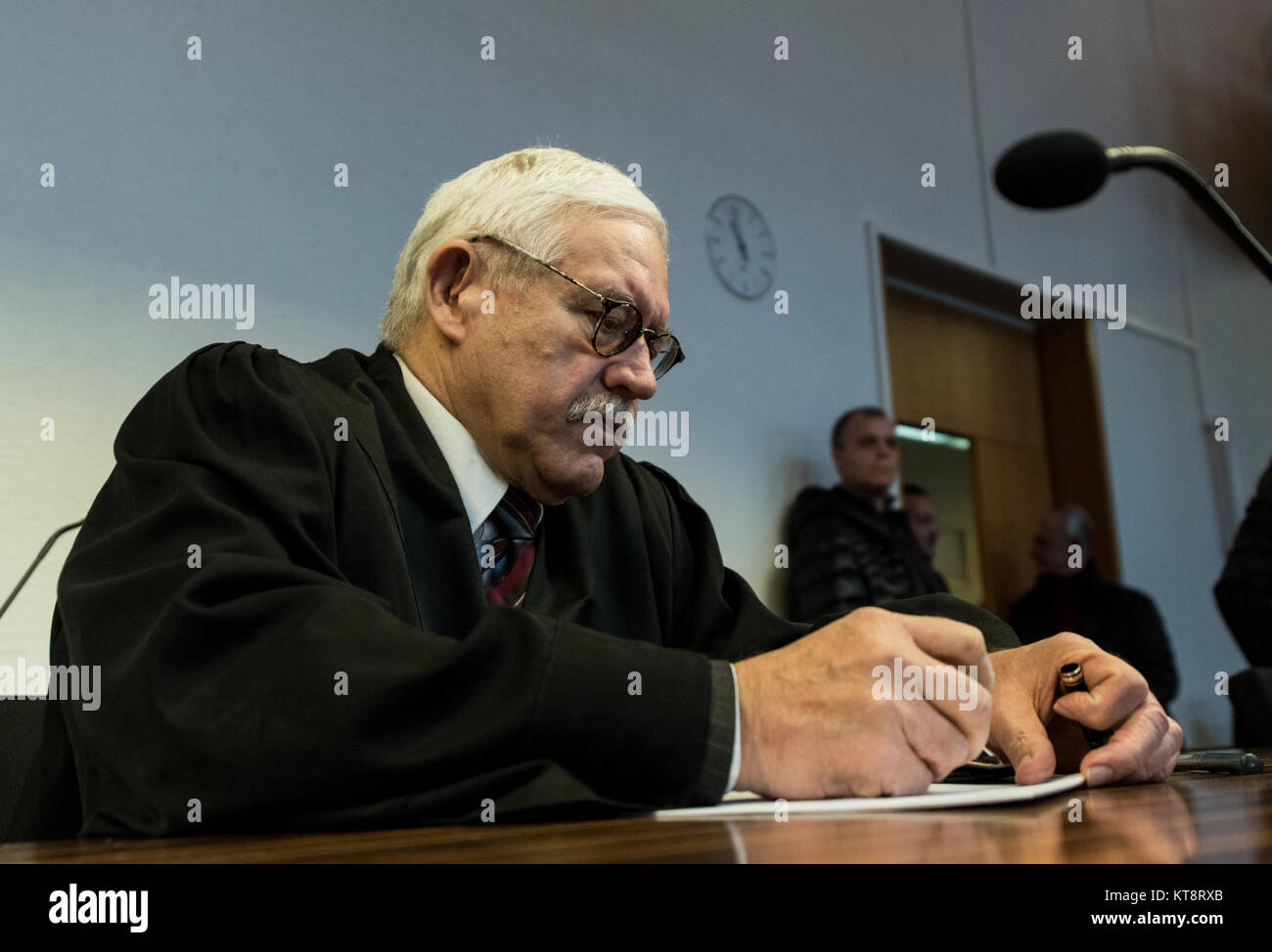 Freiburg, Deutschland. 22 Dez, 2017. Rechtsanwalt Klaus Malek sitzt im ...