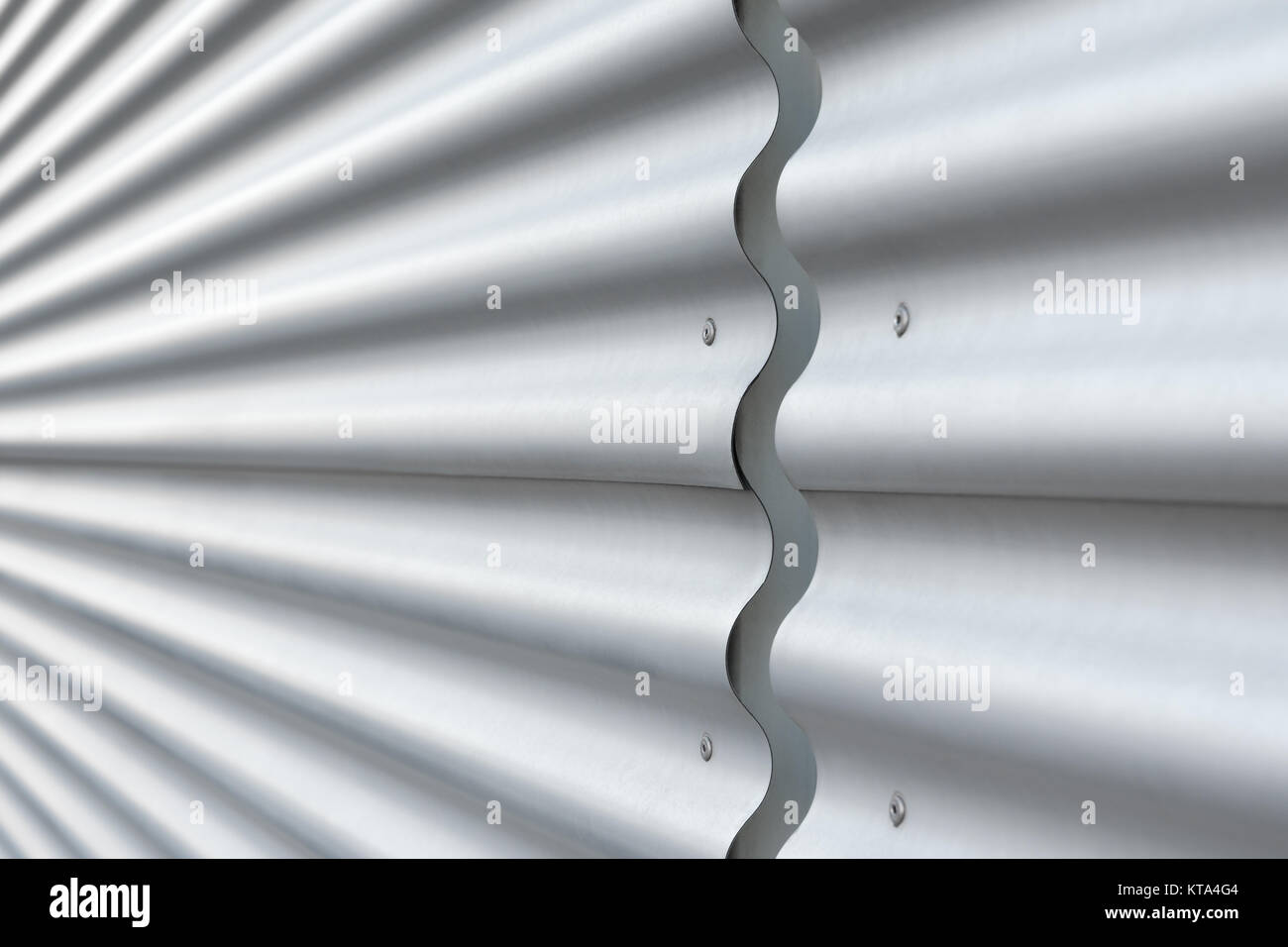 Wellbleche aus Stahlblech als Fassadenverkleidung, auffälliges ...