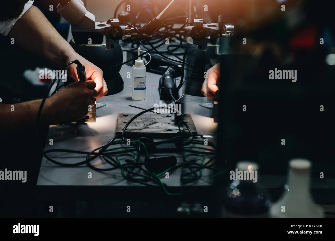 Der Mensch in seiner elektrische Werkstatt schweißen oder löten Metall ...
