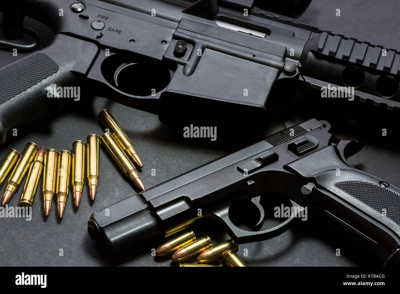 Waffen mit Munition Stockfotografie - Alamy