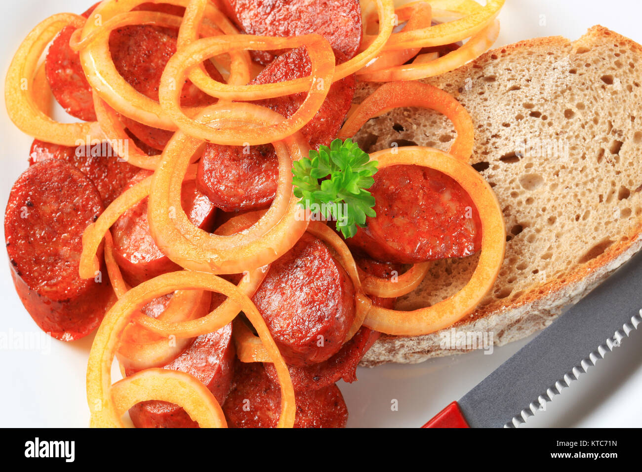 Würzige Wurst mit Brot Rühren braten Stockfotografie - Alamy