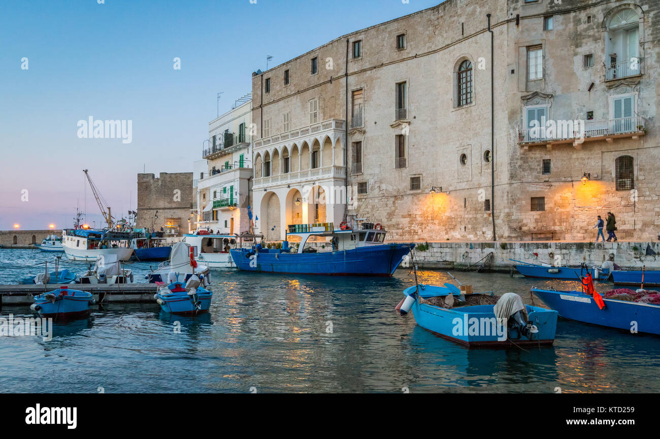 Alte Hafen von Monopoli bei Sonnenuntergang, Provinz Bari, Apulien ...