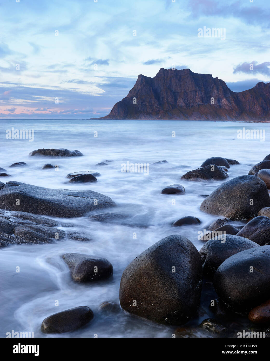 Utakleiv Strand, Vestvagoy, Lofoten, Nordland, Norwegen Stockfotografie ...