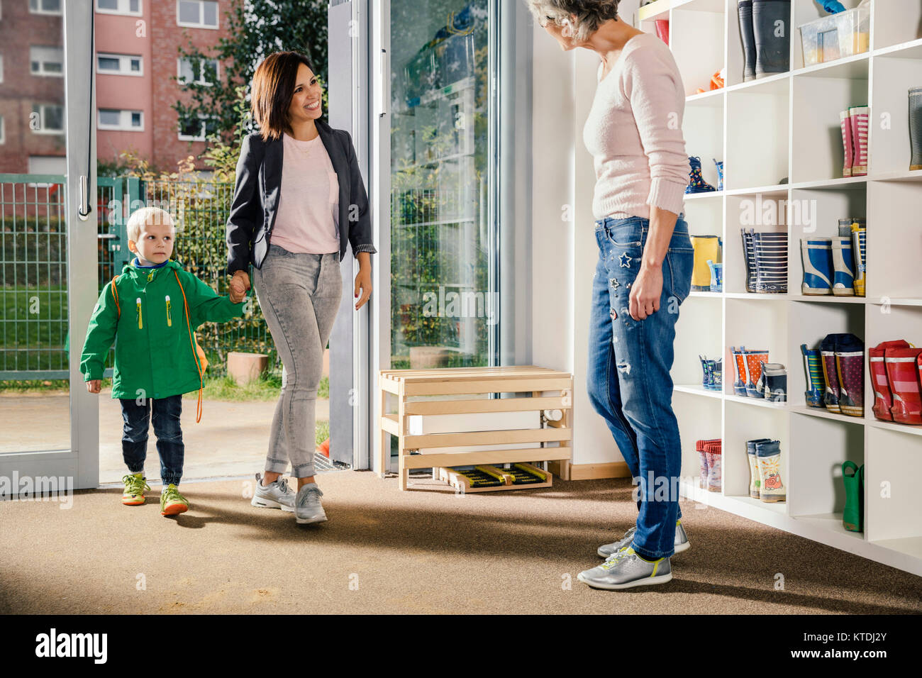 Entrance into kindergarten -Fotos und -Bildmaterial in hoher Auflösung ...