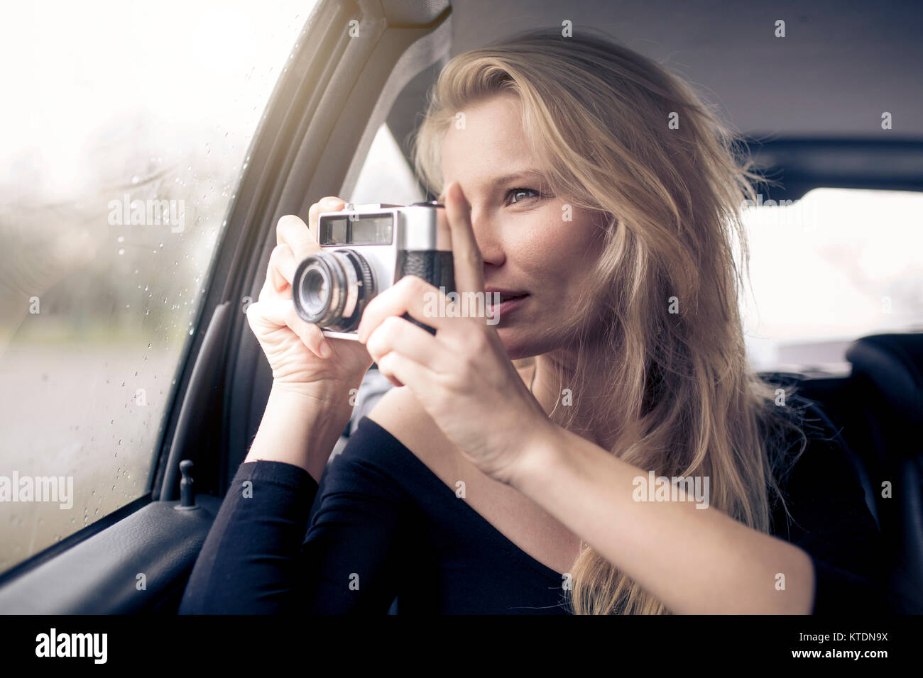 In einem autofoto sitzen -Fotos und -Bildmaterial in hoher Auflösung ...