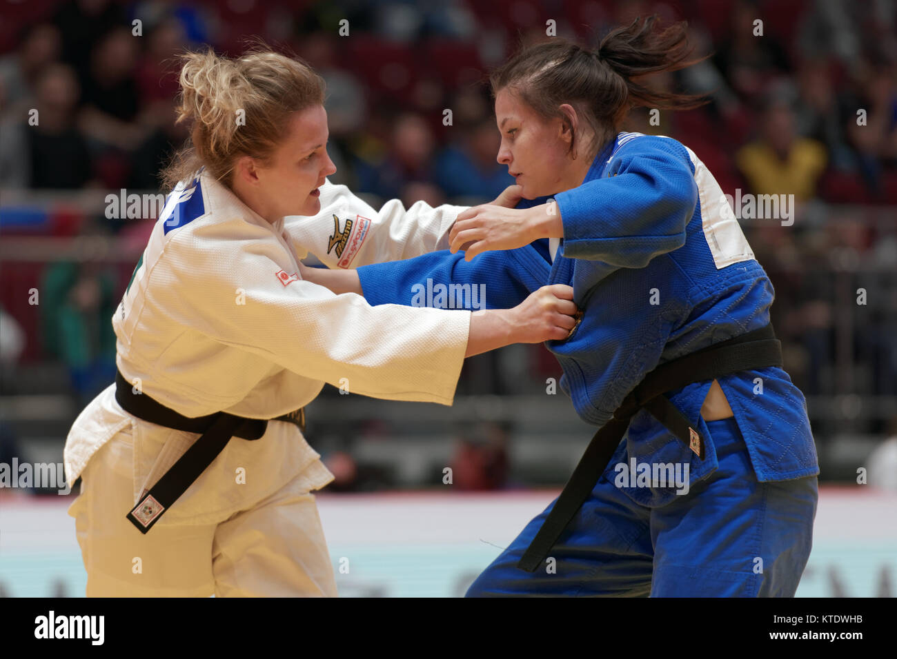 Judo girls throw -Fotos und -Bildmaterial in hoher Auflösung – Alamy