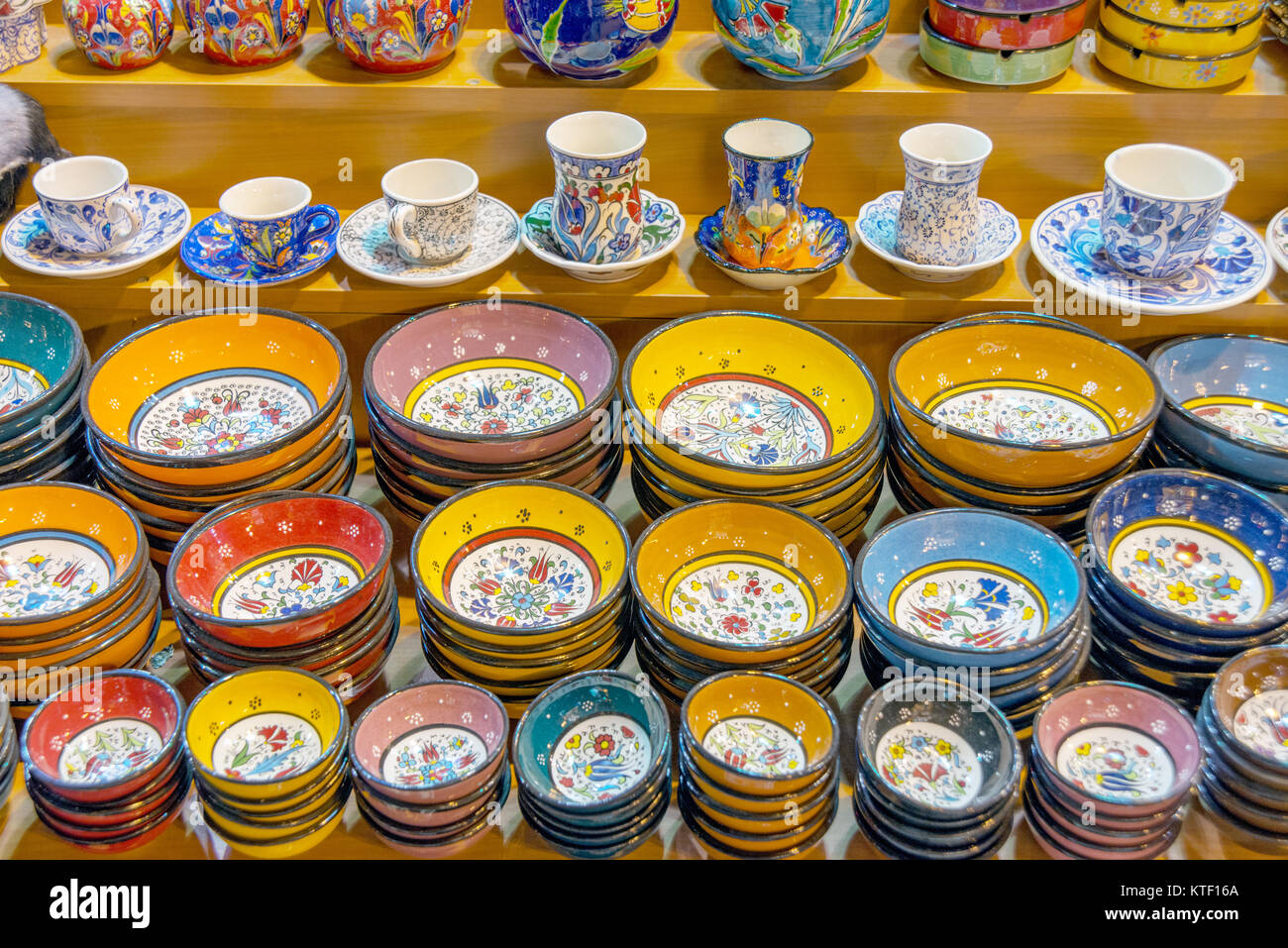 Eine Art von farbigen Keramiken für sovuneir in Spice Bazaar (Misir ...