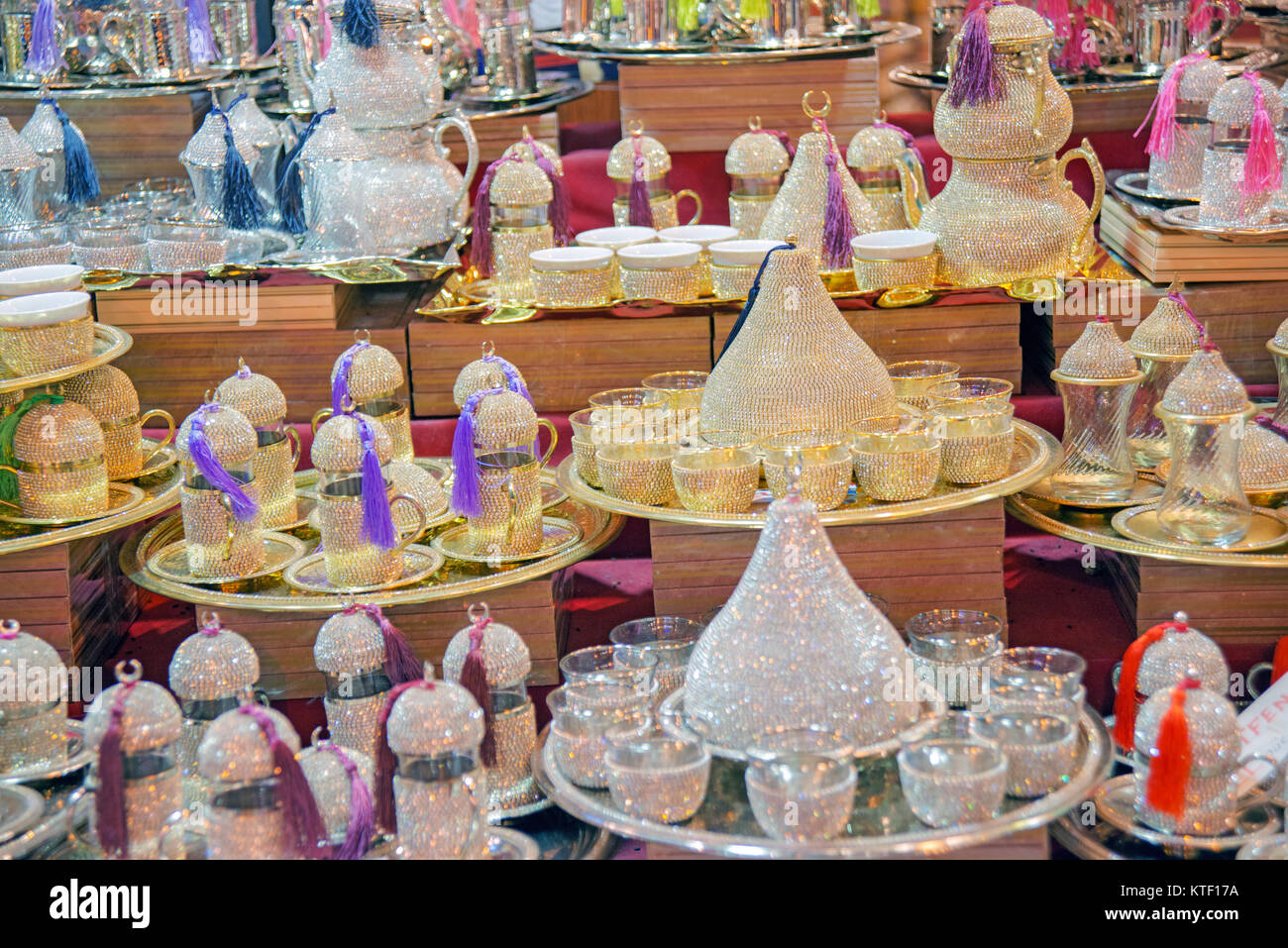 Eine Art von farbigen Keramiken für sovuneir in Spice Bazaar (Misir ...