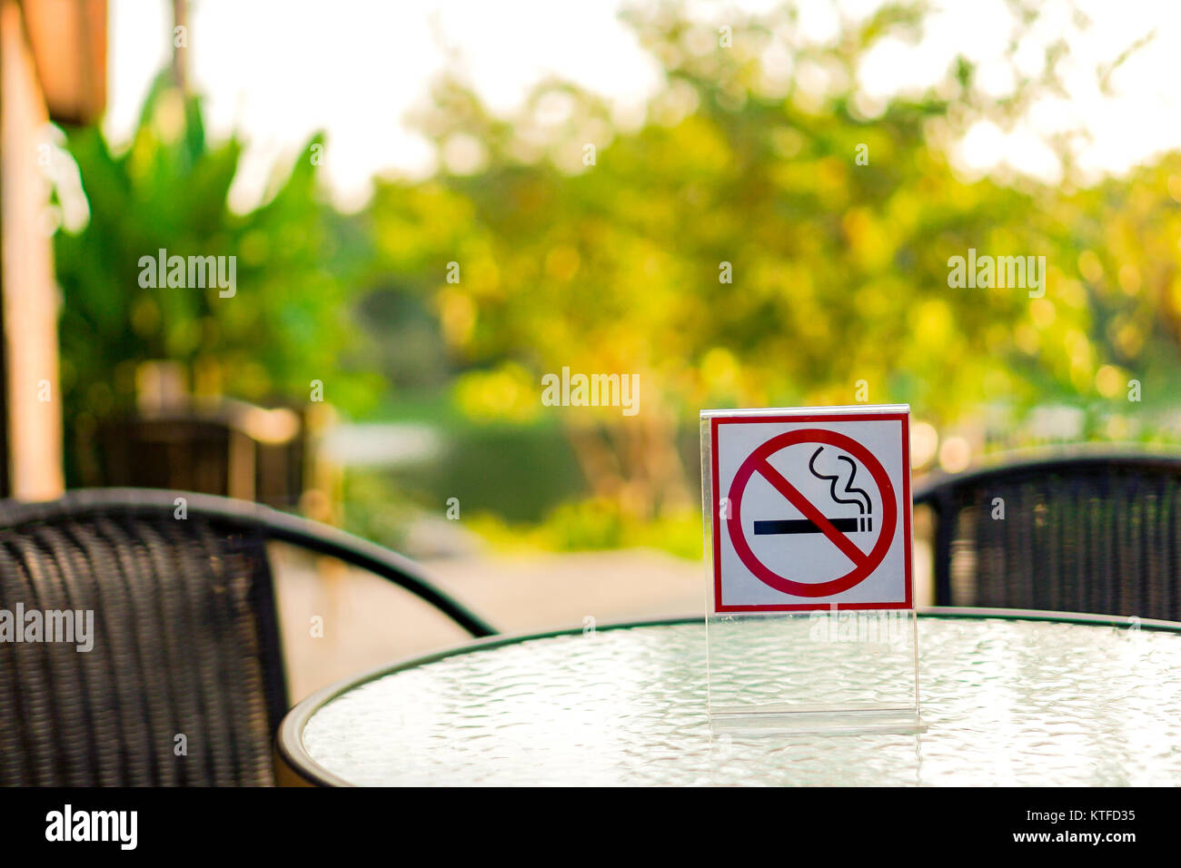 Raucherbereich Zeichen gegen das Rauchen einer Zigarette im Park und ...