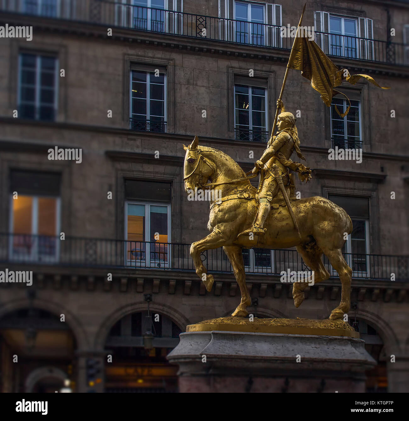 Joan of arc mit pferd und flagge -Fotos und -Bildmaterial in hoher Auflösung – Alamy