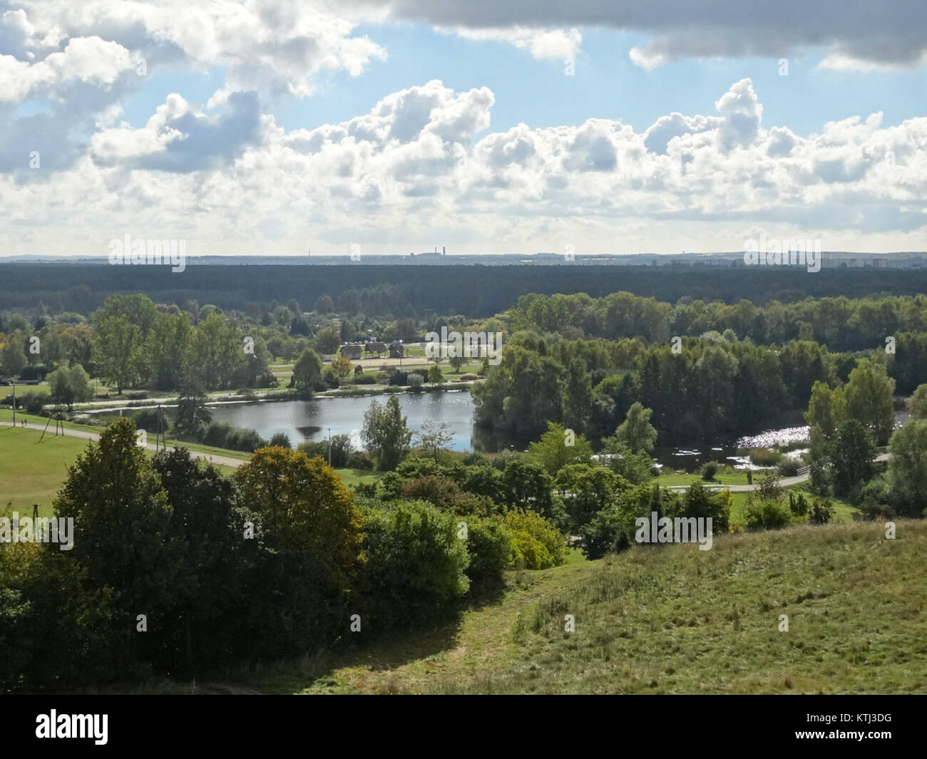 Das Bild von BDG widokzgoryMysl 10 09 2013 zeigt eine malerische Ansicht einer Landschaft, die ...