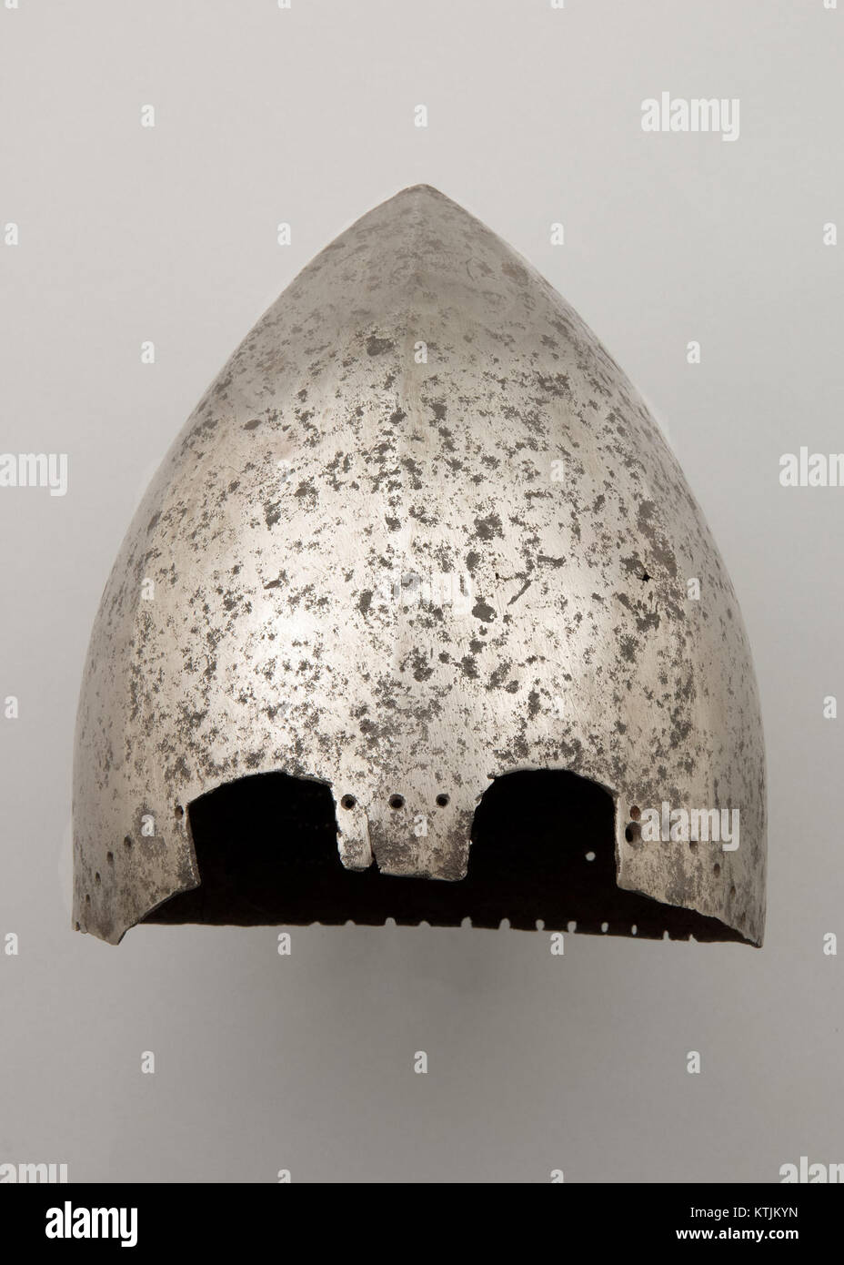 Der Bascinet, eine Art mittelalterlicher Helm, wird in der MET ...