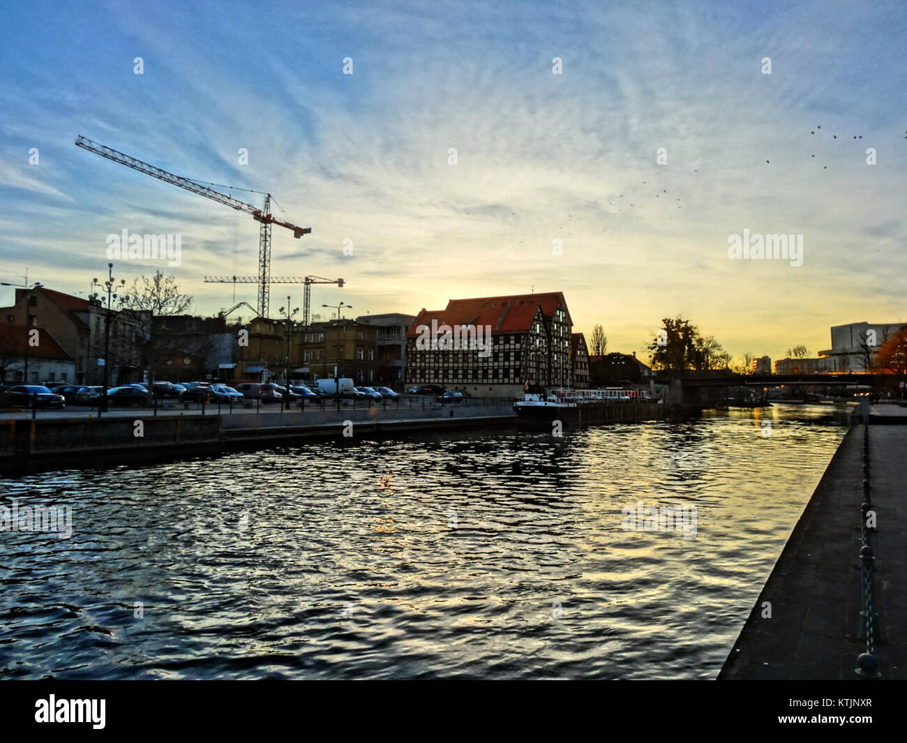 Das Bild zeigt die alten Kornspeicher in BDG, beleuchtet von den warmen Farben des ...