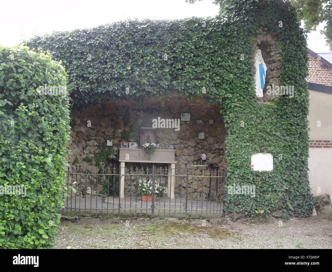 Grotte lourdes -Fotos und -Bildmaterial in hoher Auflösung – Alamy