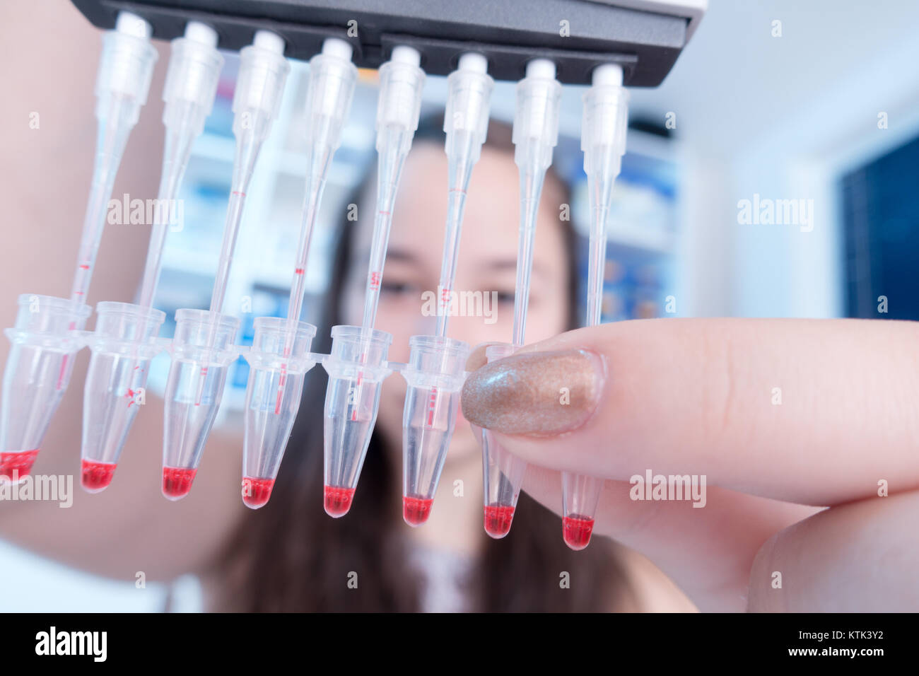 Junge Frau mit PCR-Requisiten in der Genetik Labor Stockfotografie - Alamy