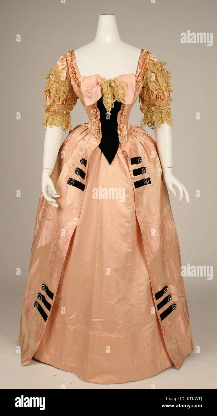 Dieses Ballkleid, katalogisiert als MET 49.3.26ab F, ist Teil der Sammlung des Metropolitan ...