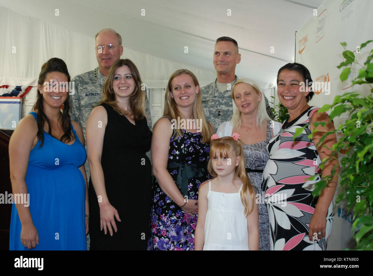 BETHPAGE, NY-Gen. Craig McKinley, Chef der National Guard Bureau, und ...