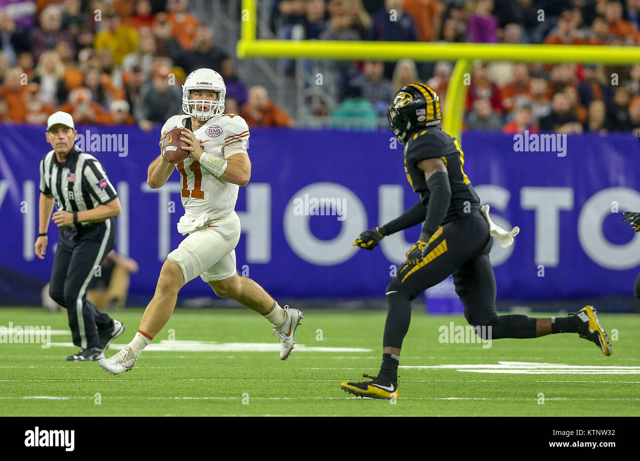 Houston, TX, USA. 27 Dez, 2017. Texas Longhorns quarterback Sam ...