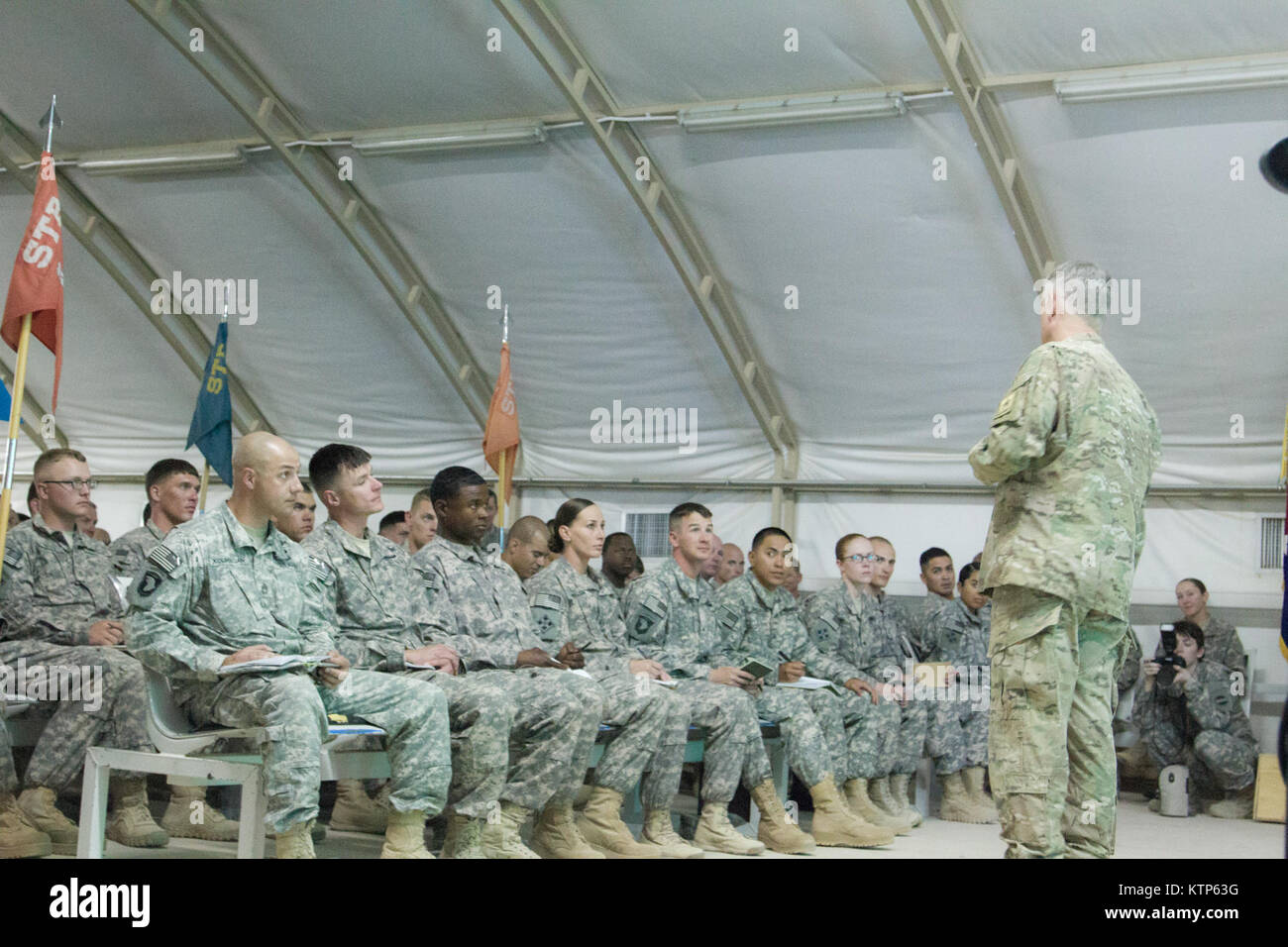 Command Sgt. Große Raymond F. Krämer III, der Sergeant Major der Armee ...