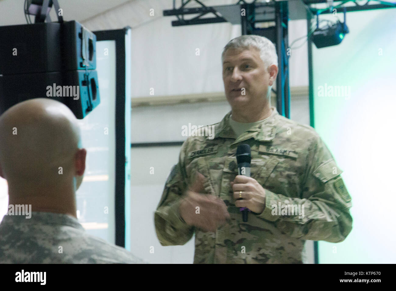 Command Sgt. Große Raymond F. Krämer III, der Sergeant Major der Armee ...