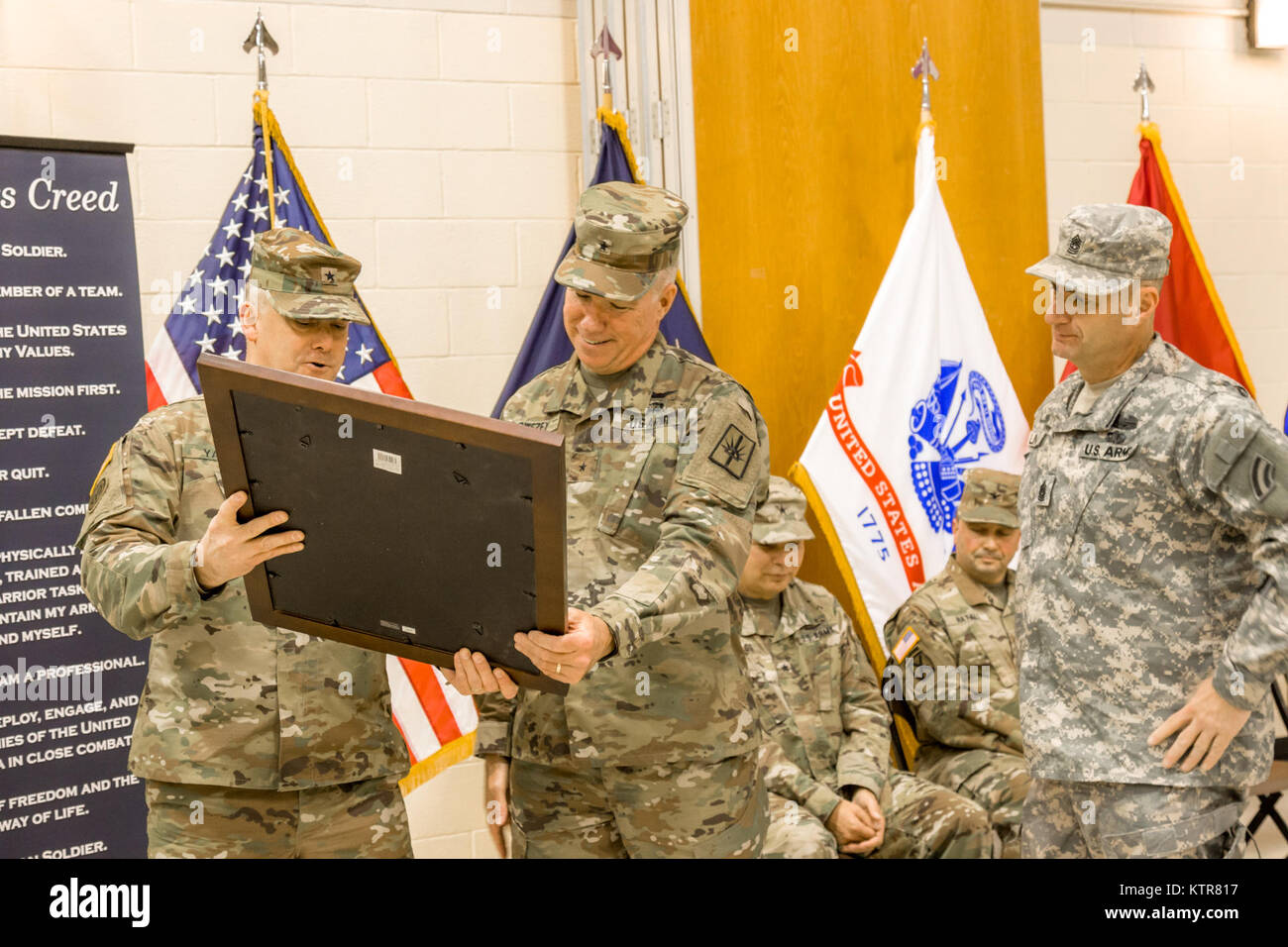 Brig. Gen. Michael Swezey (Mitte), der scheidende Kommandeur der 53 ...