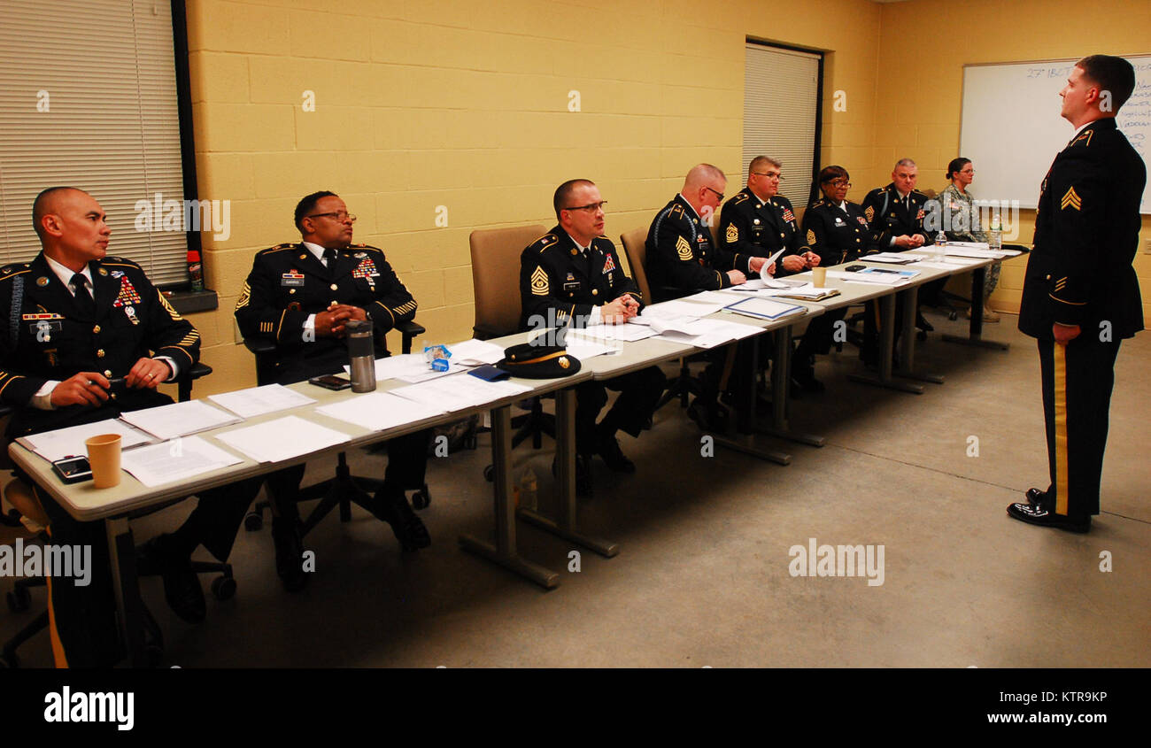 FORT DRUM - Sgt. Kyle Besley, eine Radiologie Fachmann zu Charlie ...