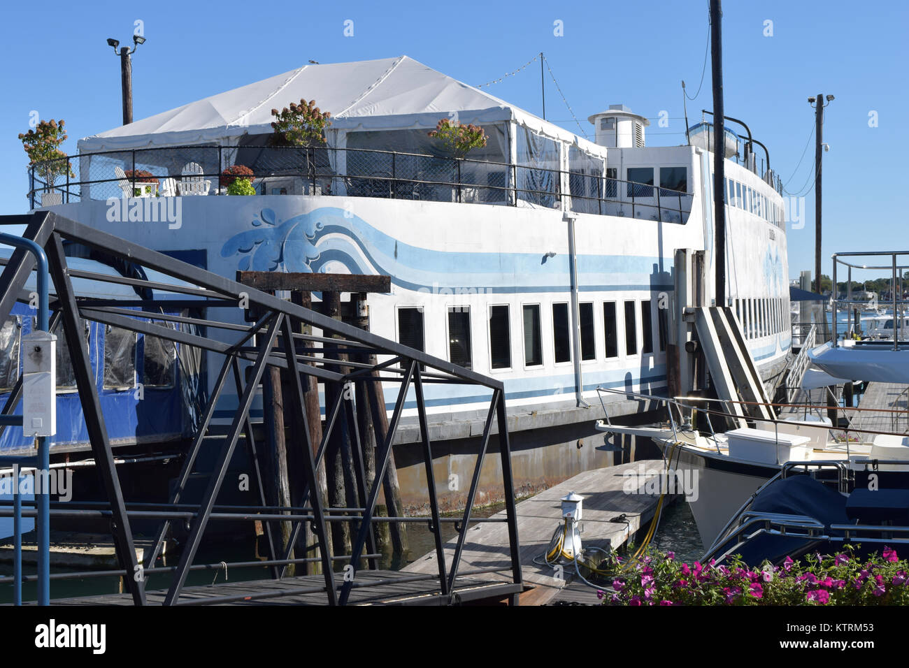 Waterfront seafood restaurant -Fotos und -Bildmaterial in hoher ...