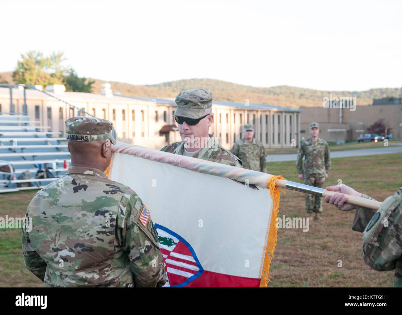 Commander and command sgt maj -Fotos und -Bildmaterial in hoher ...