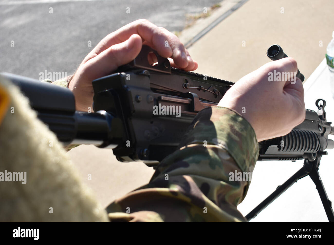 M249 machine gun guard -Fotos und -Bildmaterial in hoher Auflösung – Alamy