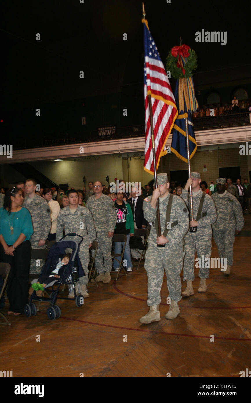 NEW YORK - New York Army National Guard Color Guard Soldaten aus dem 1 ...