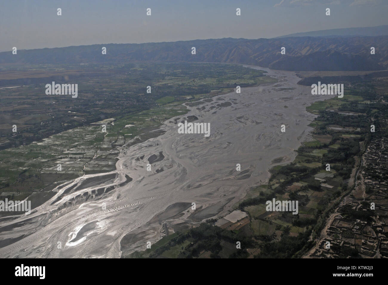 Ein Blick aus dem Fenster einer Blackhawk Hubschrauber von einem Fluss ...