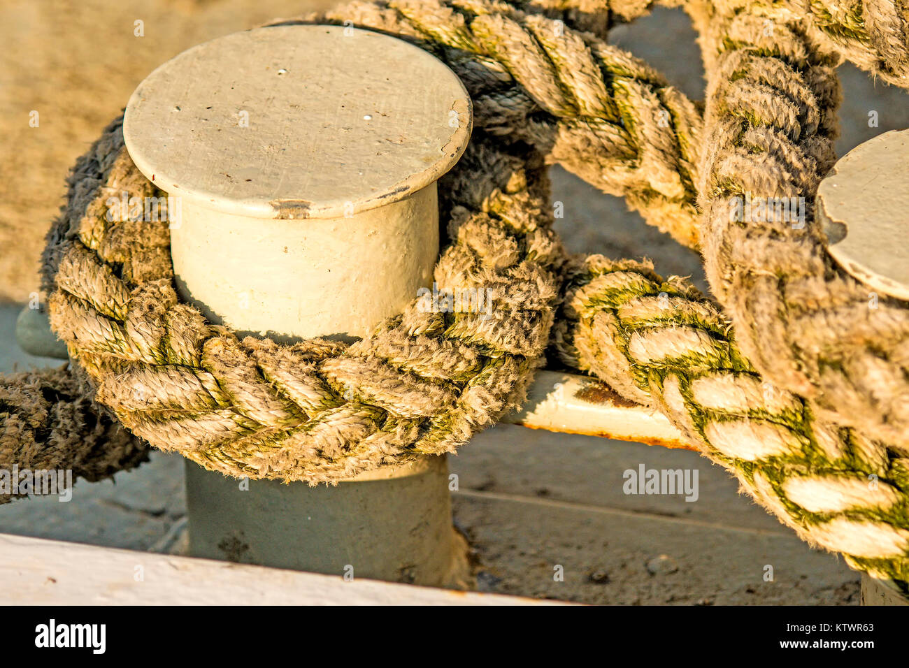 Poller mit Leitung eines Trawlers festmachen Stockfotografie - Alamy