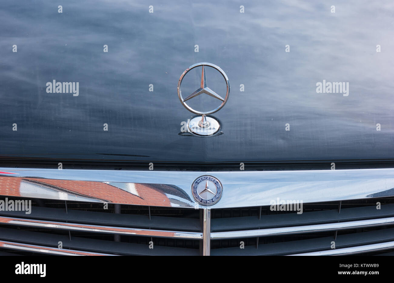 Red car with mercedes logo -Fotos und -Bildmaterial in hoher Auflösung ...