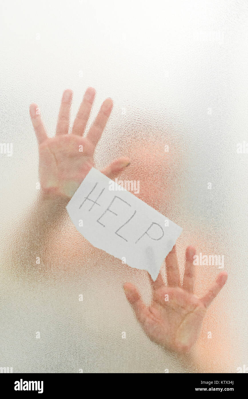 Misshandelte Frau sucht Hilfe von Gewalt hält ein Papier mit Text Hilfe ...