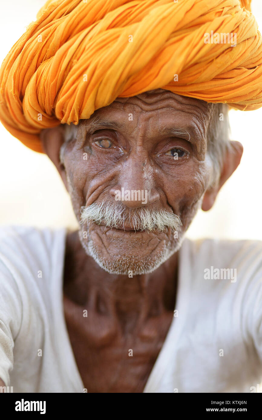 Indian old man closeup -Fotos und -Bildmaterial in hoher Auflösung – Alamy